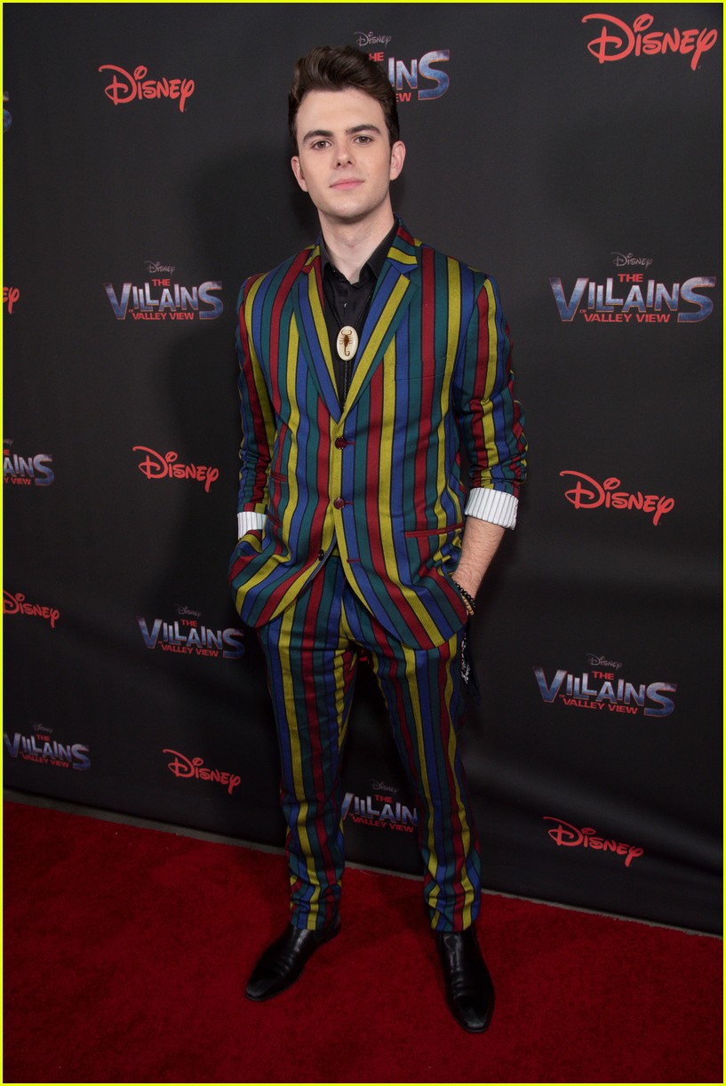 Full Sized Photo of the villains of valley view cast celebrate at ...