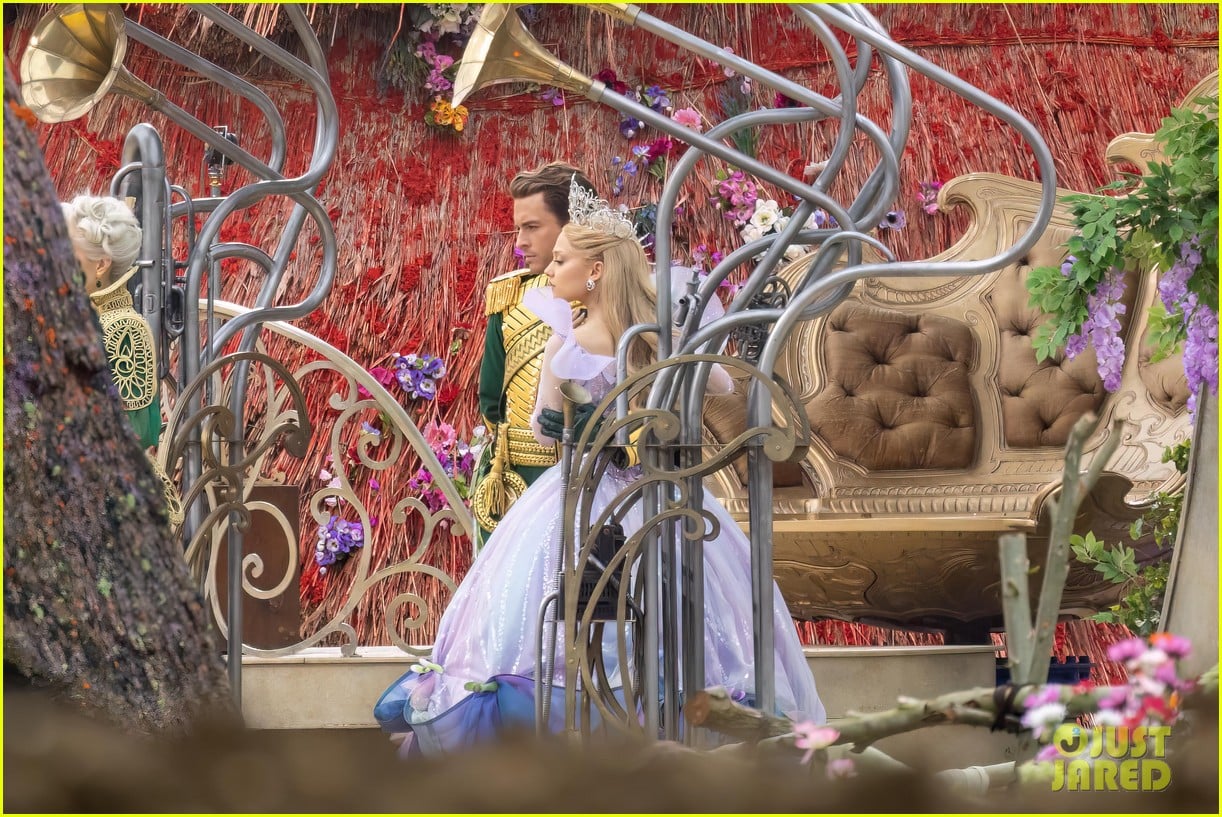 Jonathan Bailey Rocks Blonde Highlights for 'Wicked' Filming with ... Jonathan Bailey Rocks Blonde Highlights for 'Wicked' Filming with ...