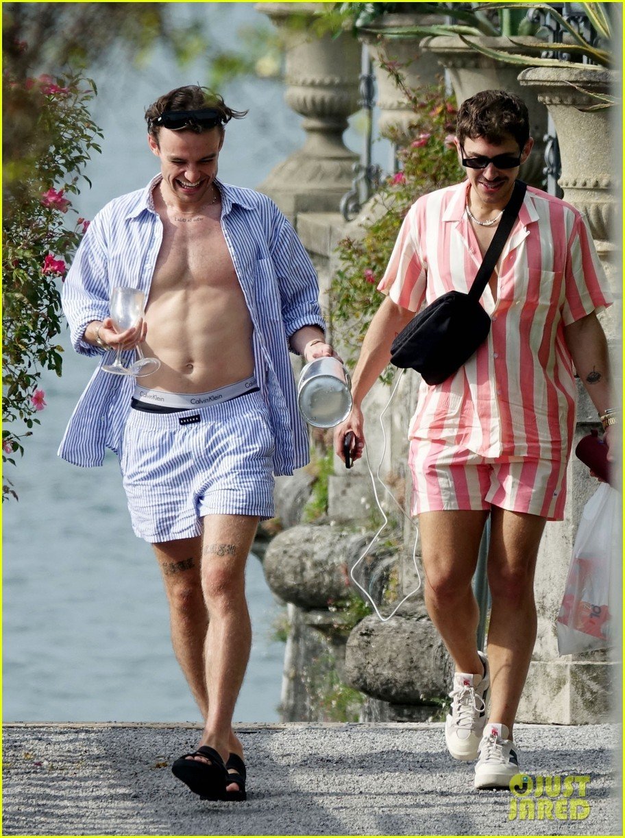 Thomas Doherty Soaks Up the Sun During Trip to Lake Como! | Photo ...