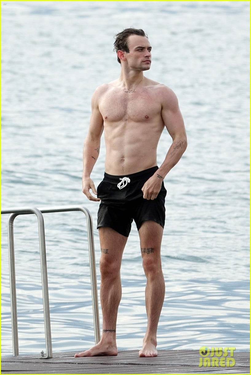 Thomas Doherty Soaks Up the Sun During Trip to Lake Como! | Photo ...