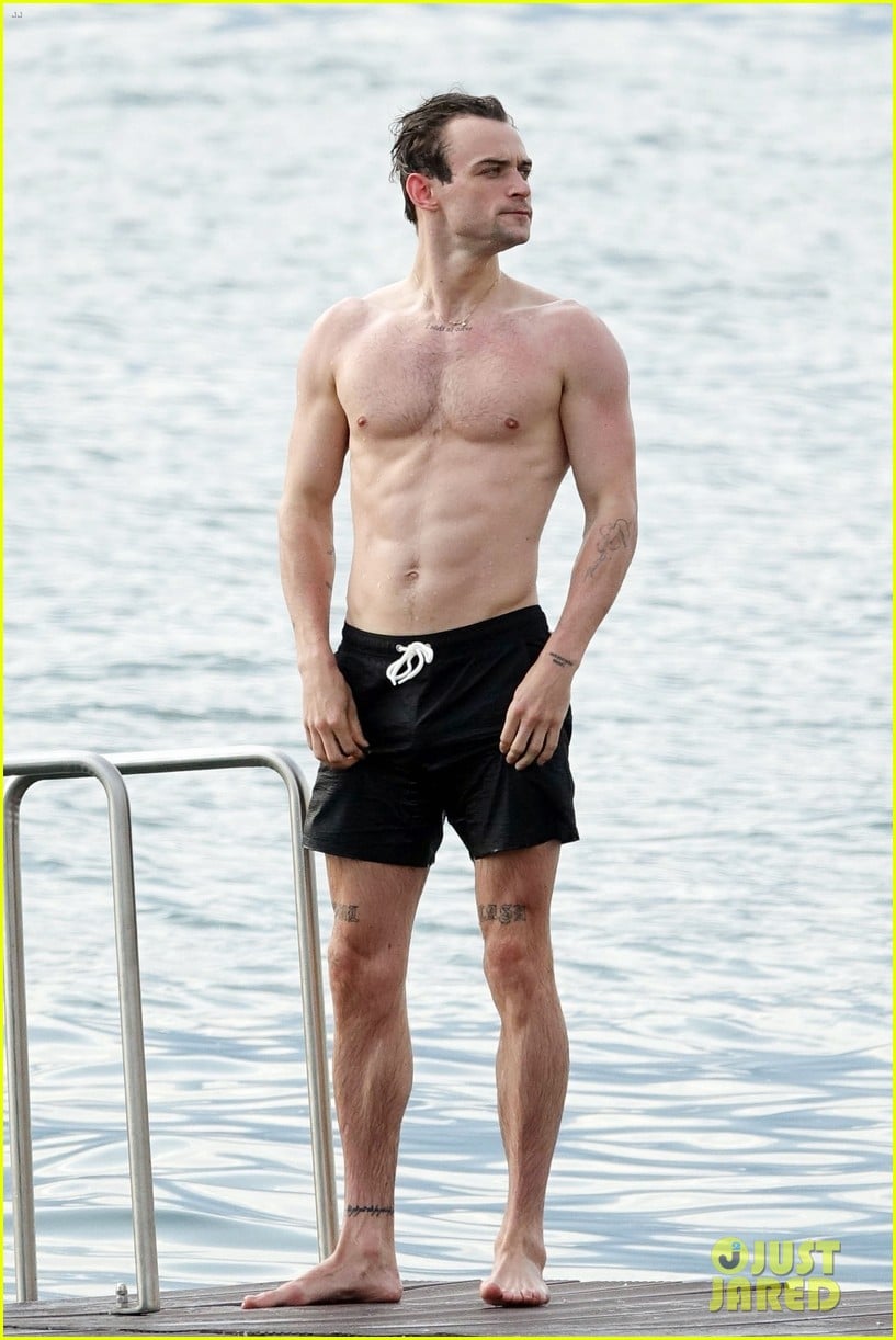 Thomas Doherty Soaks Up the Sun During Trip to Lake Como! | Photo ...