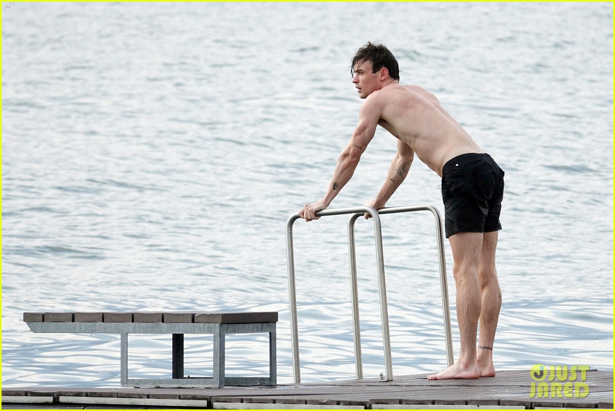 Thomas Doherty Soaks Up the Sun During Trip to Lake Como! | Photo ...