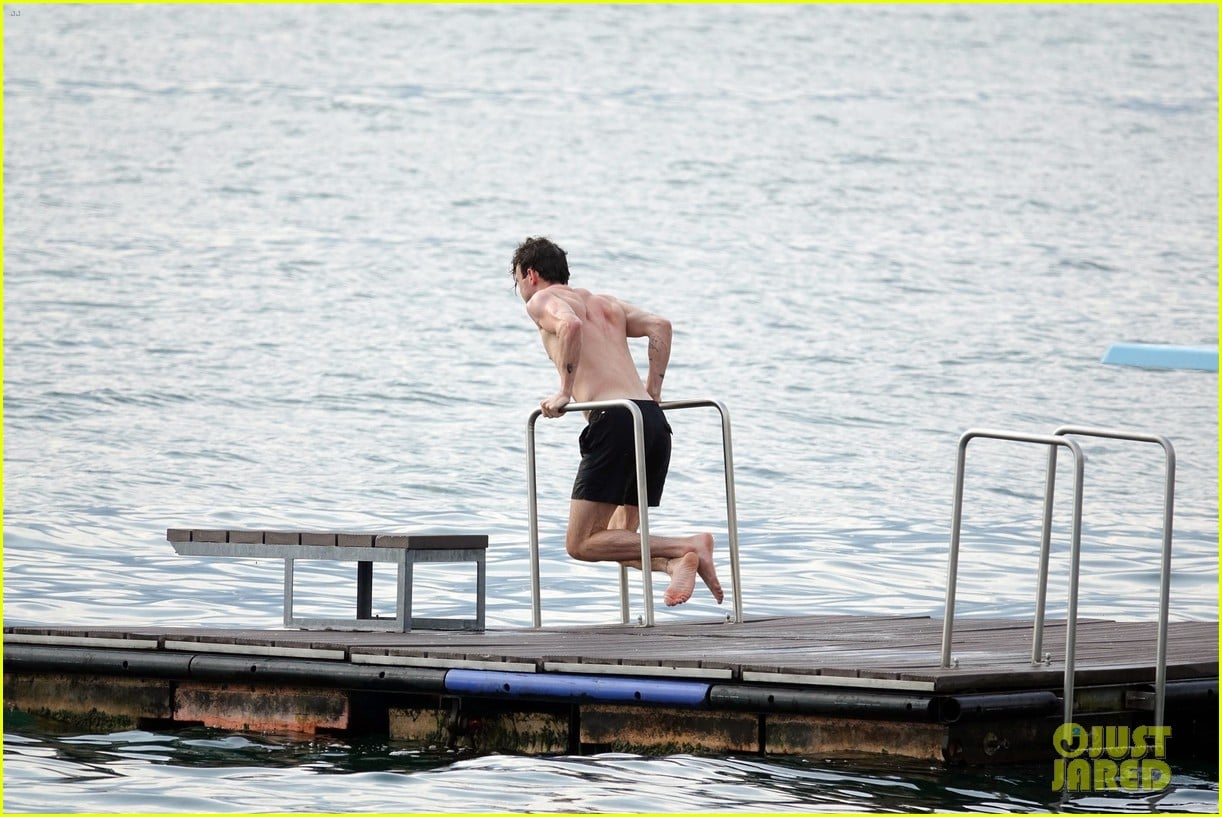 Thomas Doherty Soaks Up the Sun During Trip to Lake Como! | Photo ...