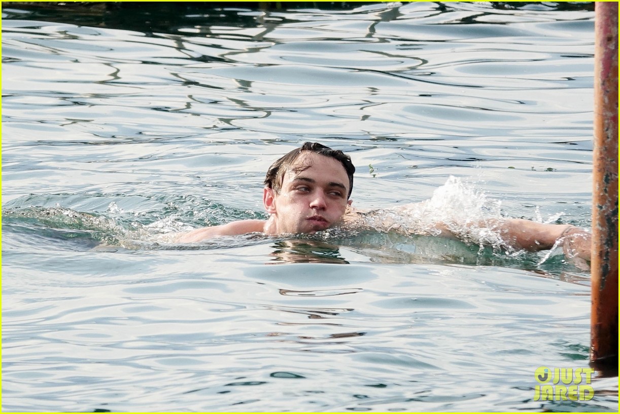 Thomas Doherty Soaks Up the Sun During Trip to Lake Como! | Photo ...