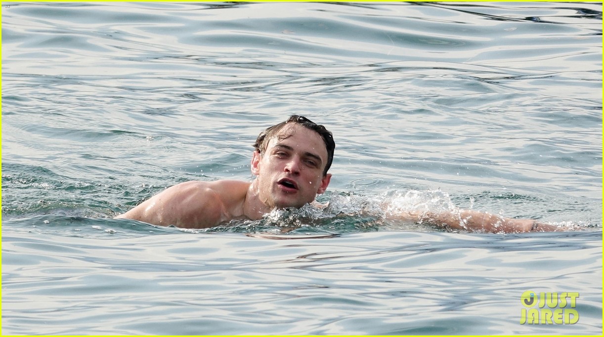 Thomas Doherty Soaks Up the Sun During Trip to Lake Como! | Photo ...