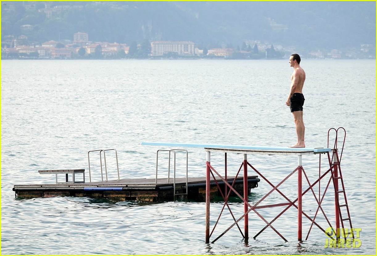 Thomas Doherty Soaks Up the Sun During Trip to Lake Como! | Photo ...