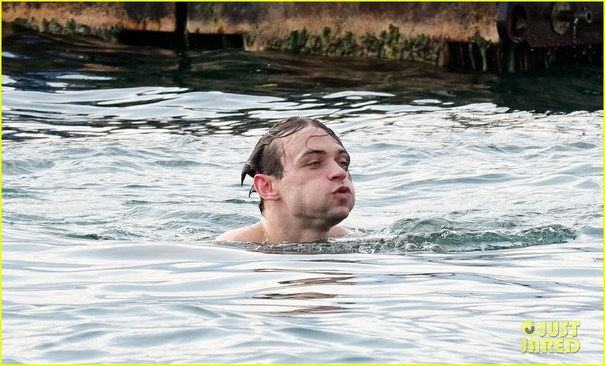 Thomas Doherty Soaks Up the Sun During Trip to Lake Como! | Photo ...