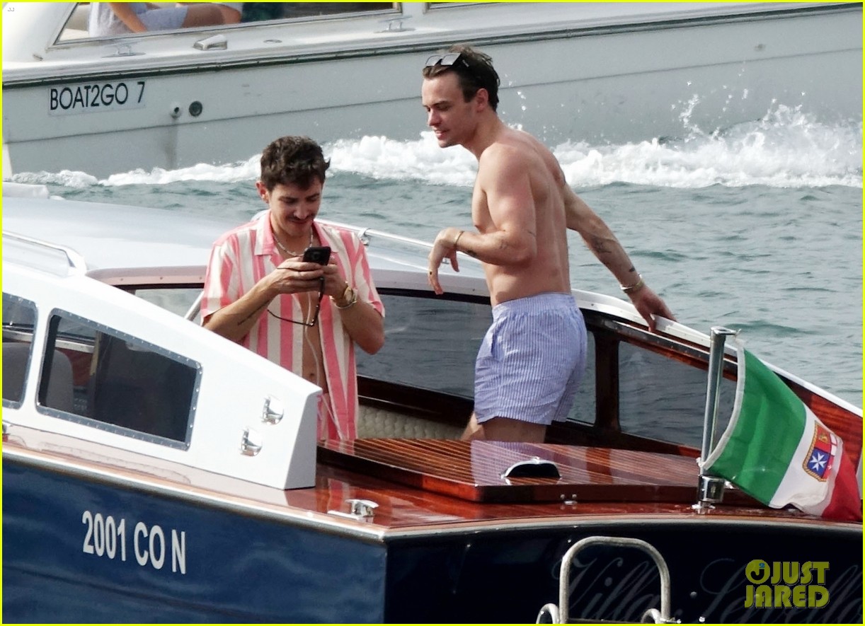 Thomas Doherty Soaks Up the Sun During Trip to Lake Como! | Photo ...