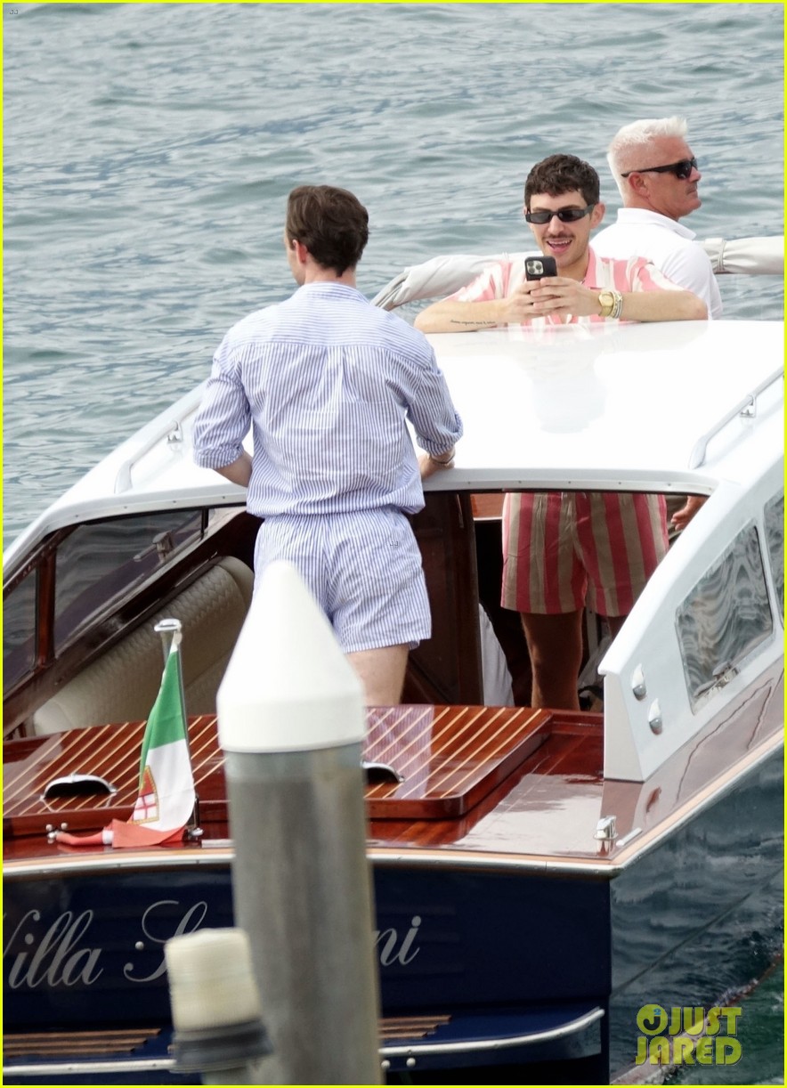 Thomas Doherty Soaks Up the Sun During Trip to Lake Como! | Photo ...