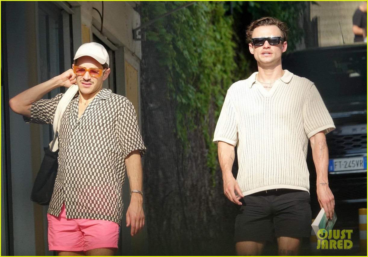 Thomas Doherty Soaks Up the Sun During Trip to Lake Como! | Photo ...