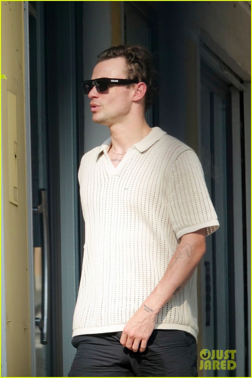 Thomas Doherty Soaks Up the Sun During Trip to Lake Como! | Photo ...