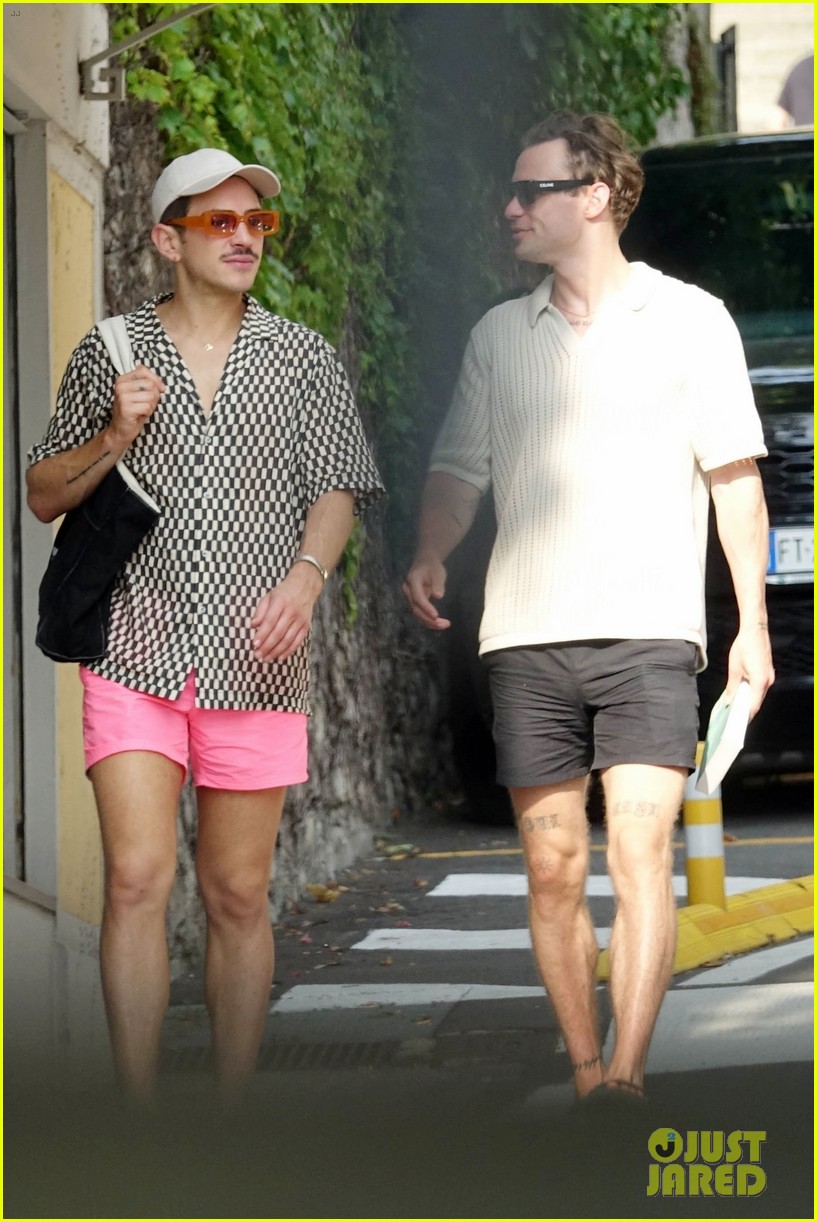 Thomas Doherty Soaks Up the Sun During Trip to Lake Como! | Photo ...