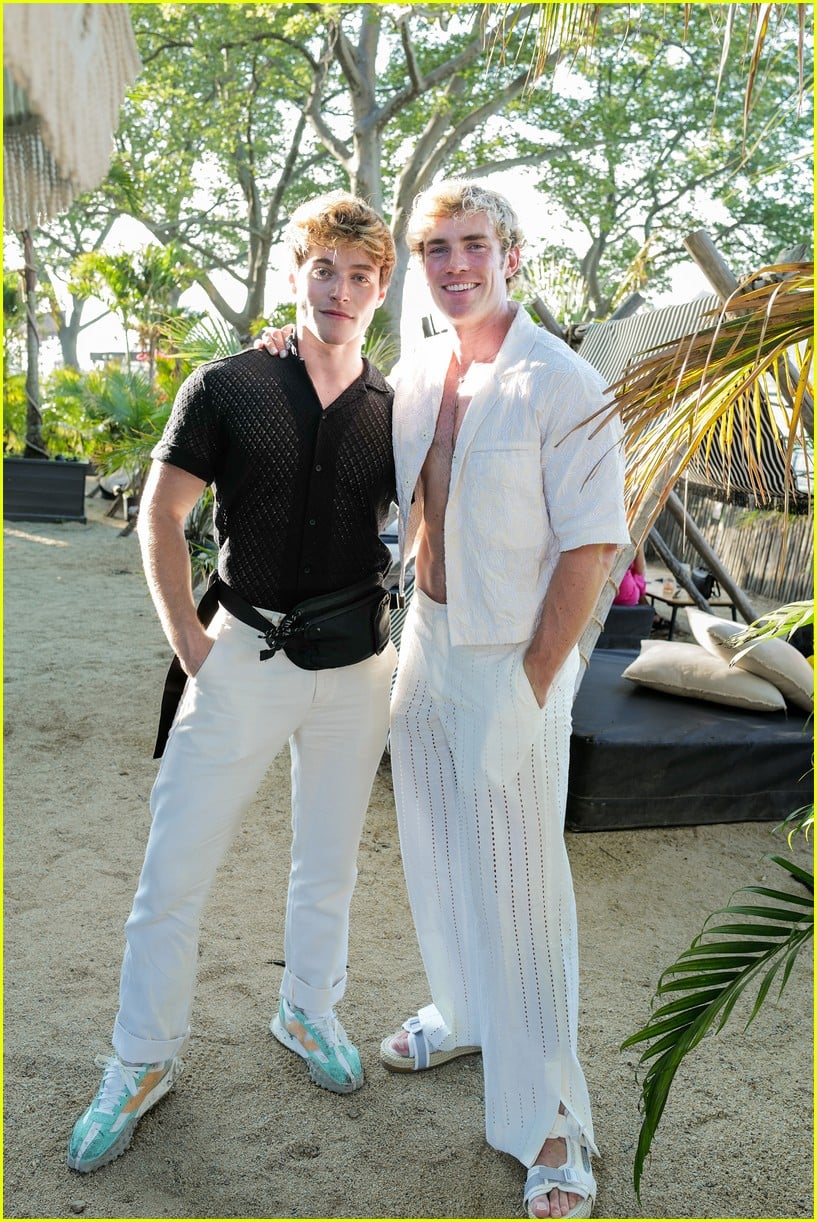 Cruel Summer's Froy Gutierrez Kisses New Boyfriend Zane Phillips at ...