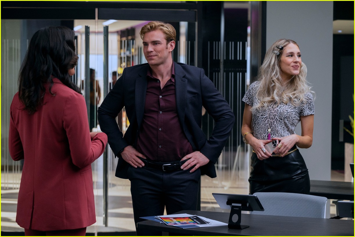 Miss Benny & Kim Cattrall Work Together in Netflix's 'Glamorous ...