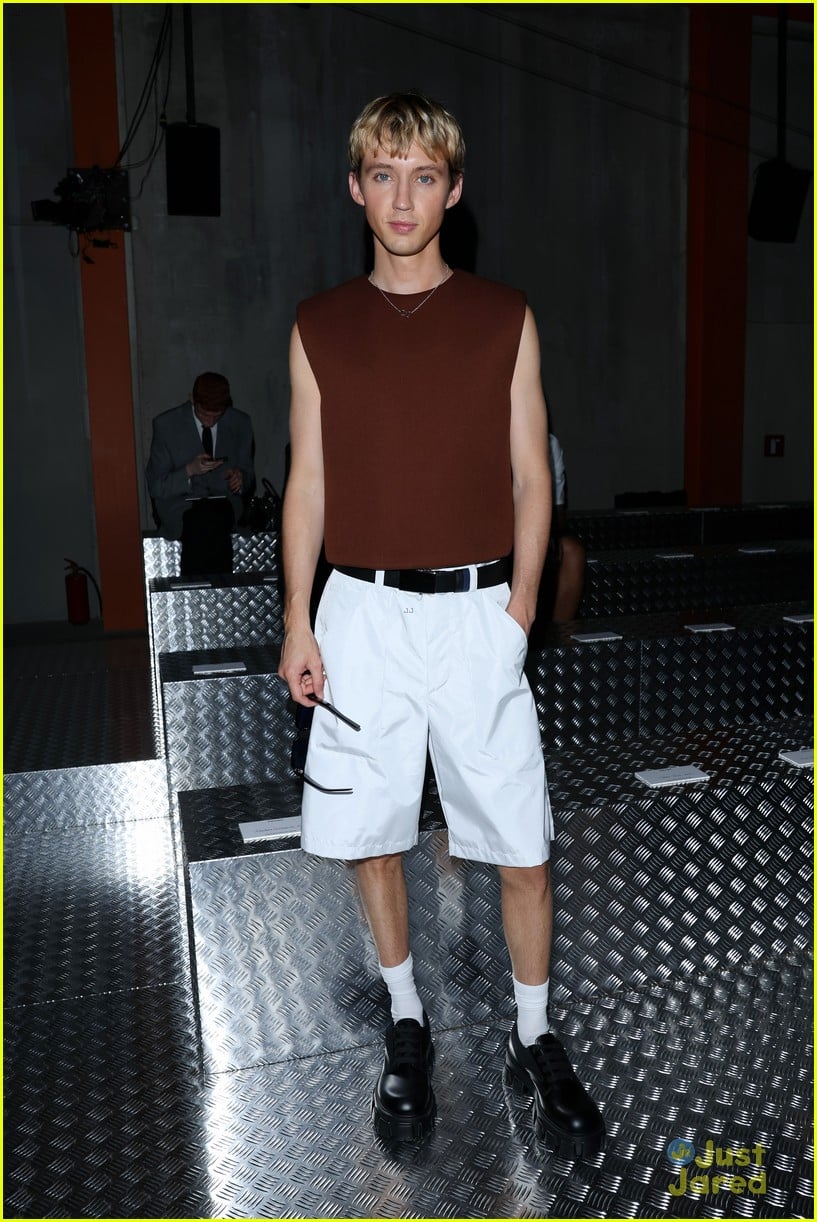 Taylor Zakhar Perez, Troye Sivan & Louis Partridge Sit Front Row at ...