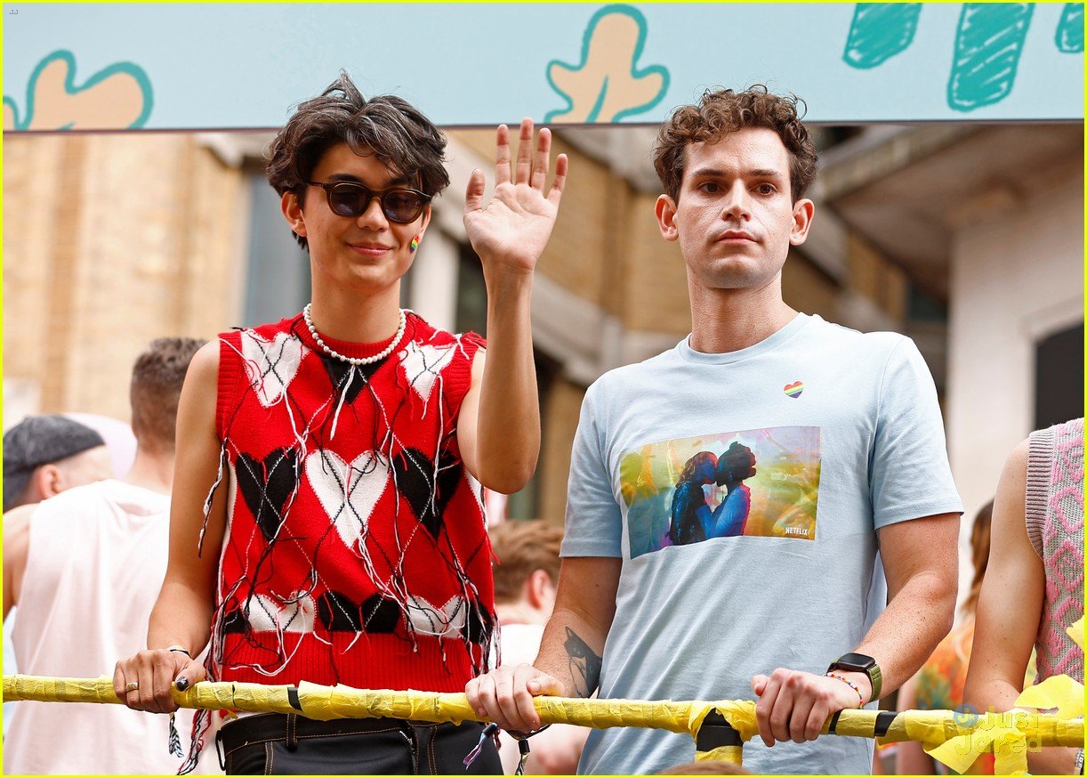 'Heartstopper' Cast Rides London Pride Parade Float, Debuts Season 2 ...