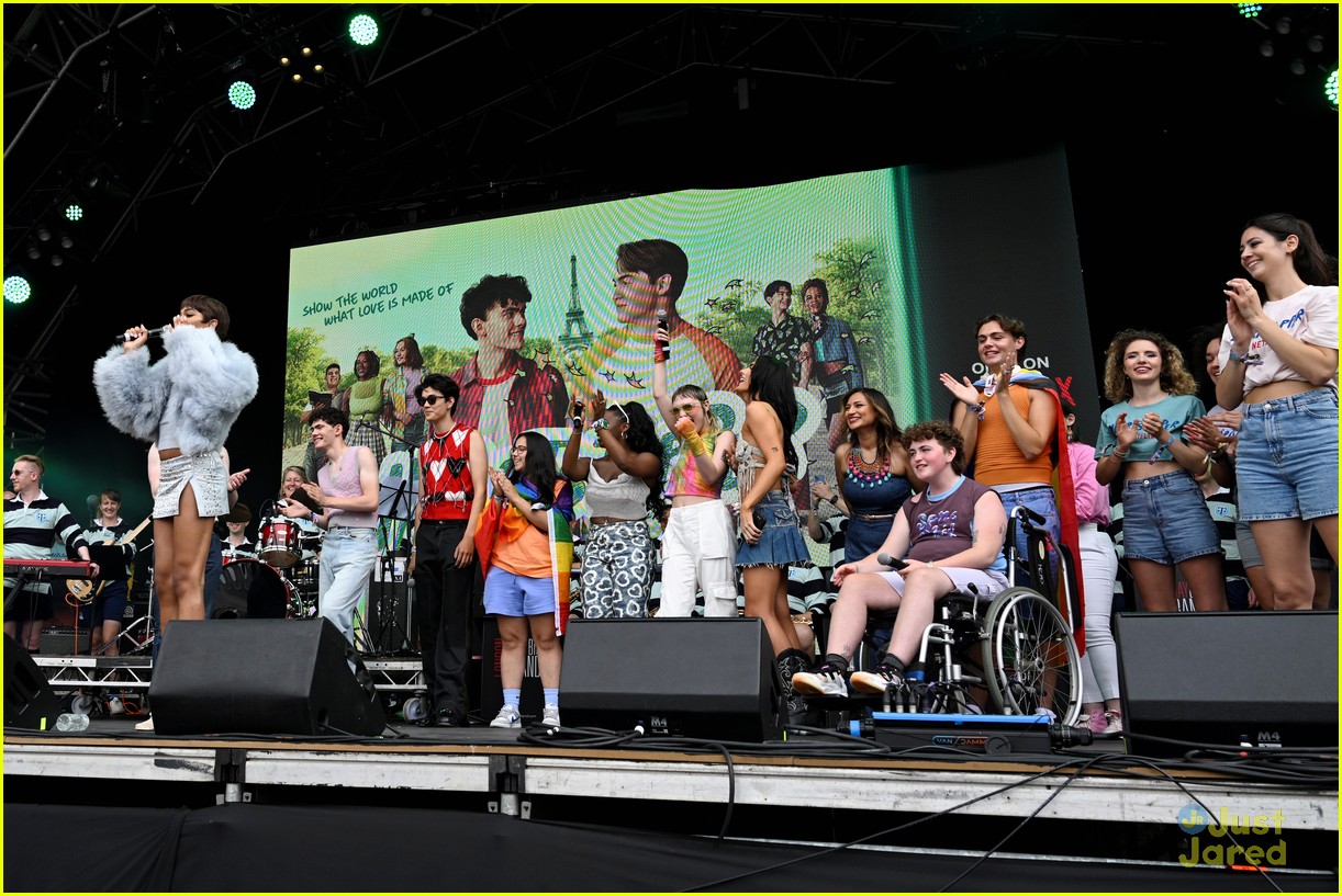 Full Sized Photo Of Heartstopper Cast Rides In London Pride Parade