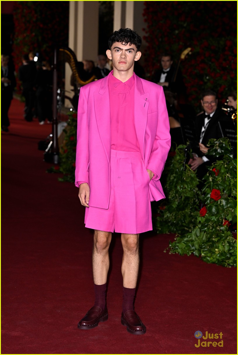 Full Sized Photo of kit connor sparkles at vogue world event with ...