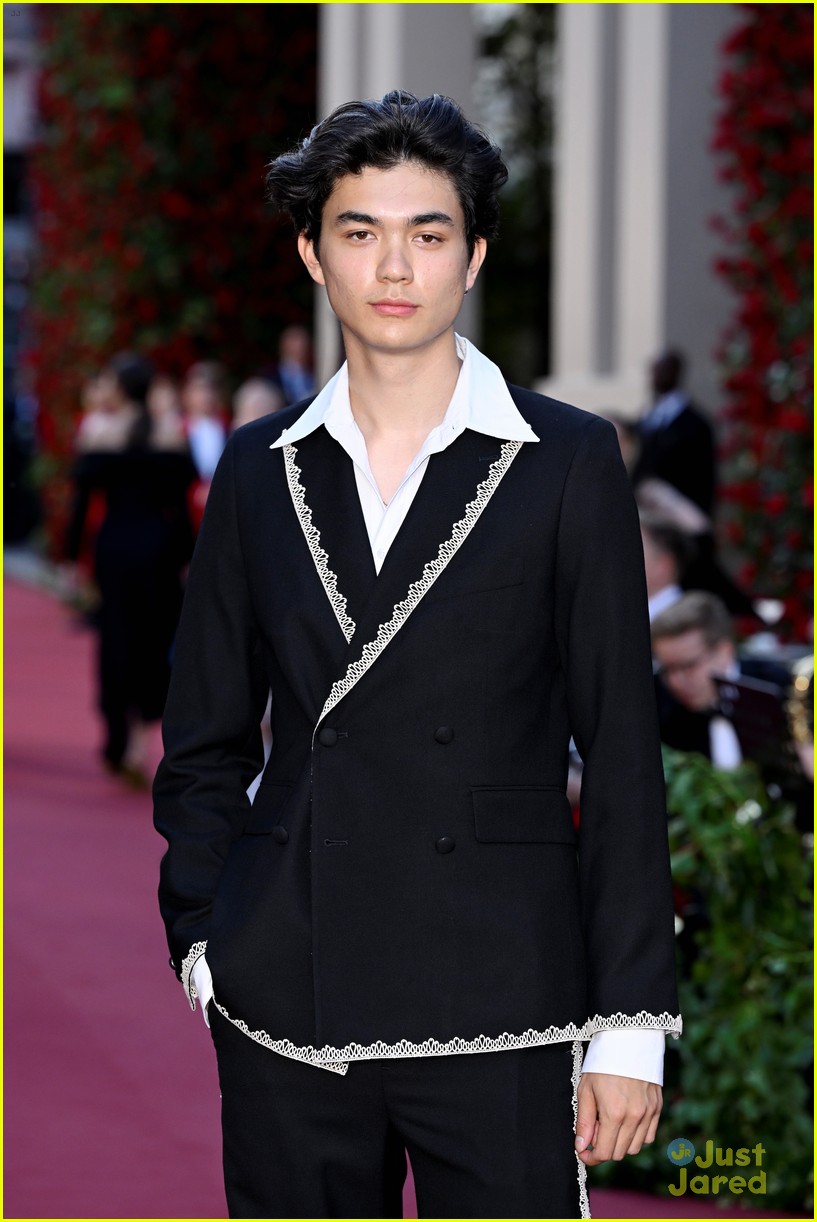 Full Sized Photo of kit connor sparkles at vogue world event with ...