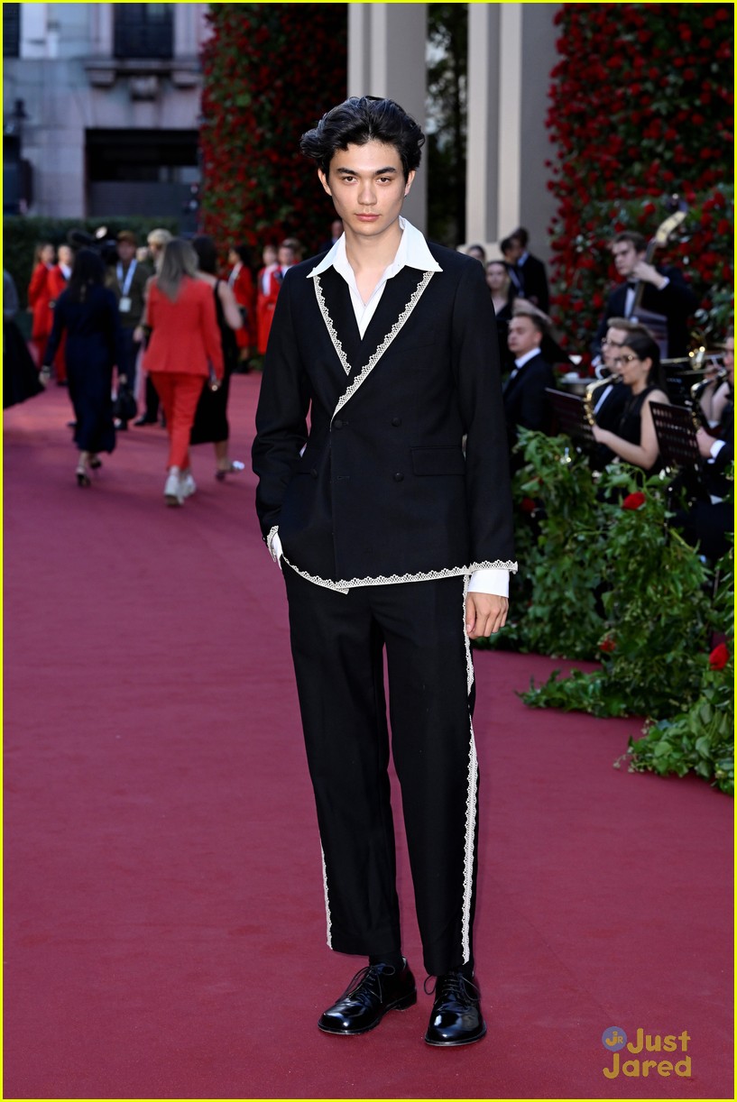 Kit Connor Sparkles at Vogue World With 'Heartstopper' Co-Stars & More ...