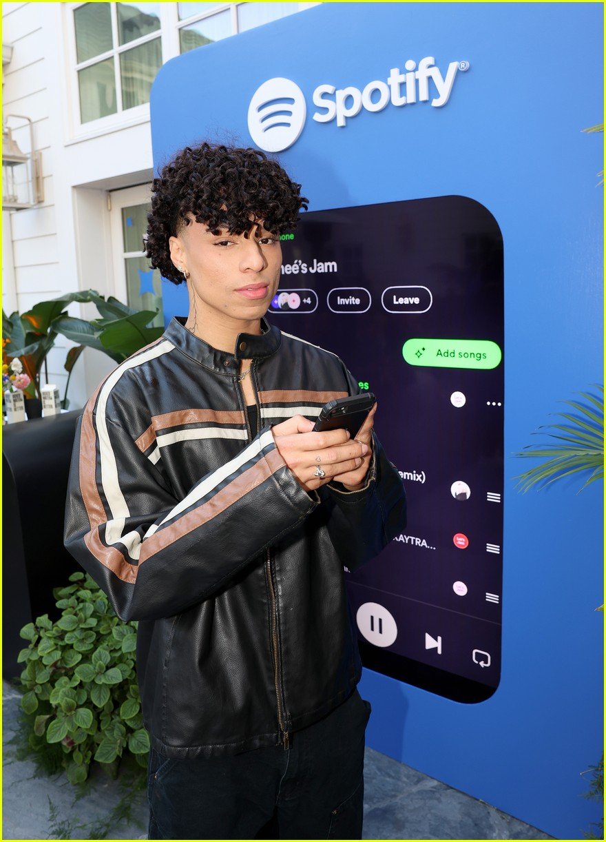 Renee Rapp Meets Up With 'Mean Girls' Co-Star Auli'i Cravalho at ...