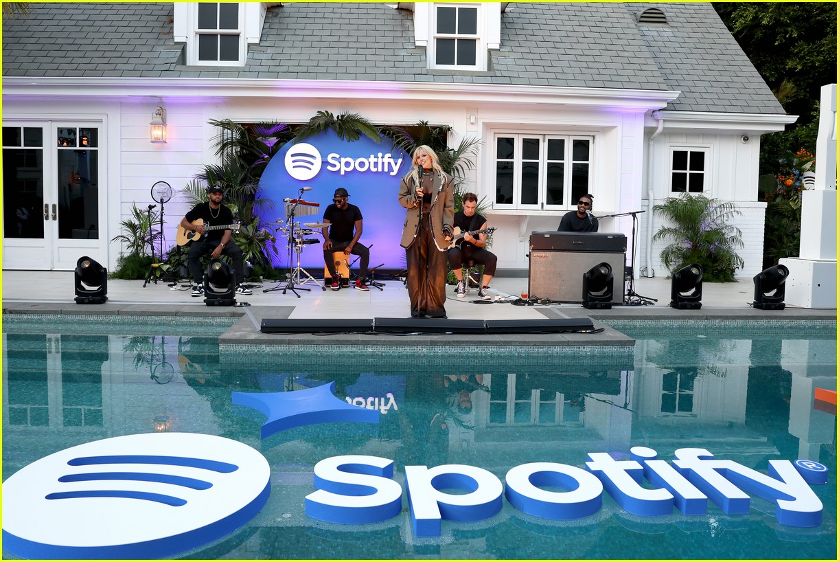 Renee Rapp Meets Up With 'Mean Girls' Co-Star Auli'i Cravalho at ...