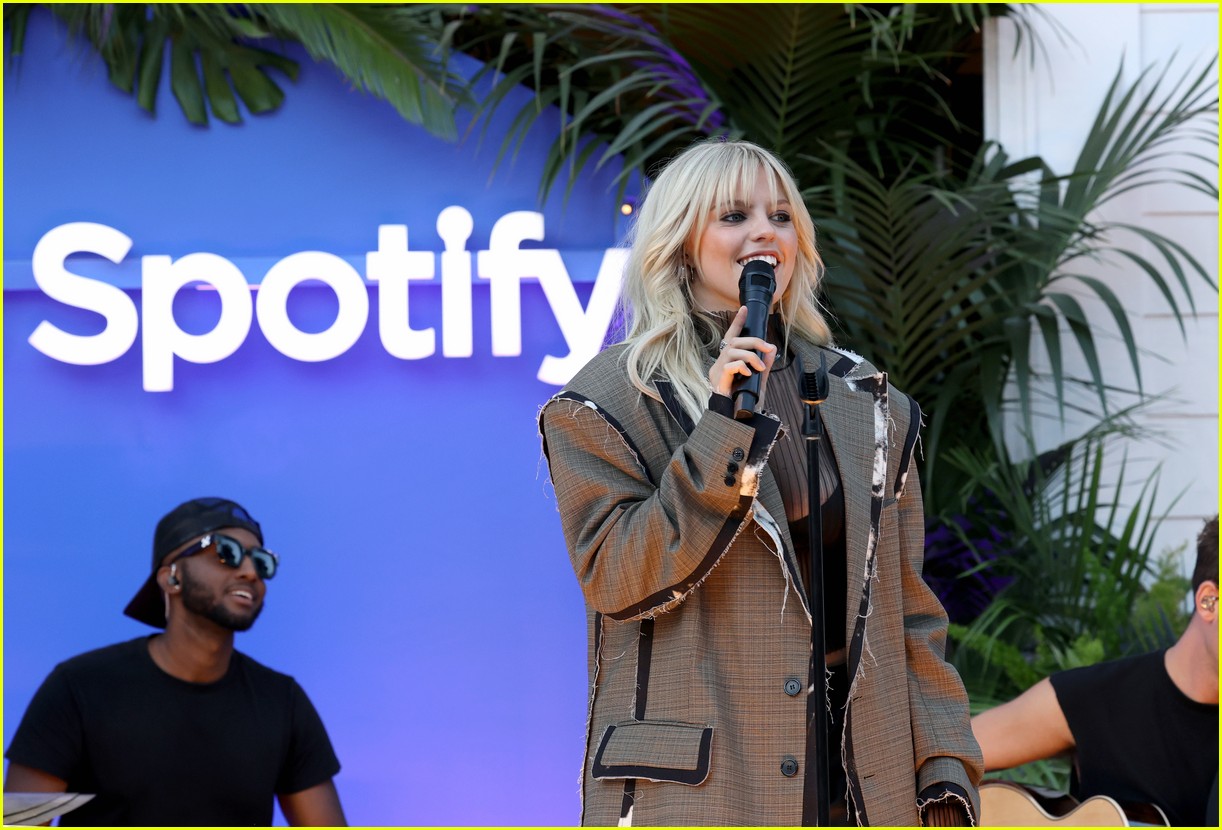 Renee Rapp Meets Up With 'Mean Girls' Co-Star Auli'i Cravalho at ...