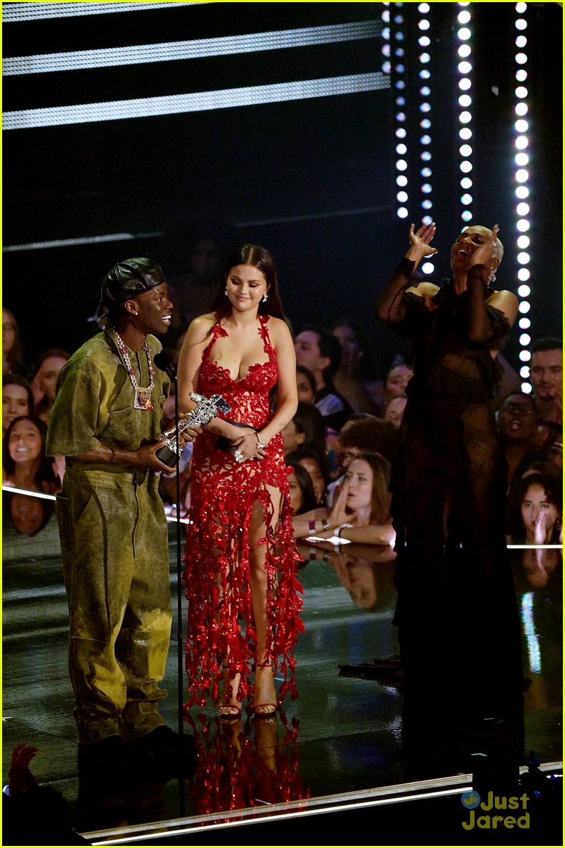 Selena Gomez Wins First Vma In 10 Years For Calm Down With Rema Photo 1383144 Photo