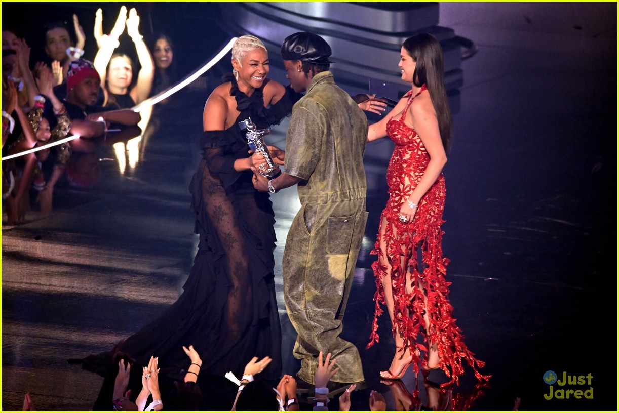Selena Gomez Wins First Vma In 10 Years For Calm Down With Rema Photo 1383149 Photo