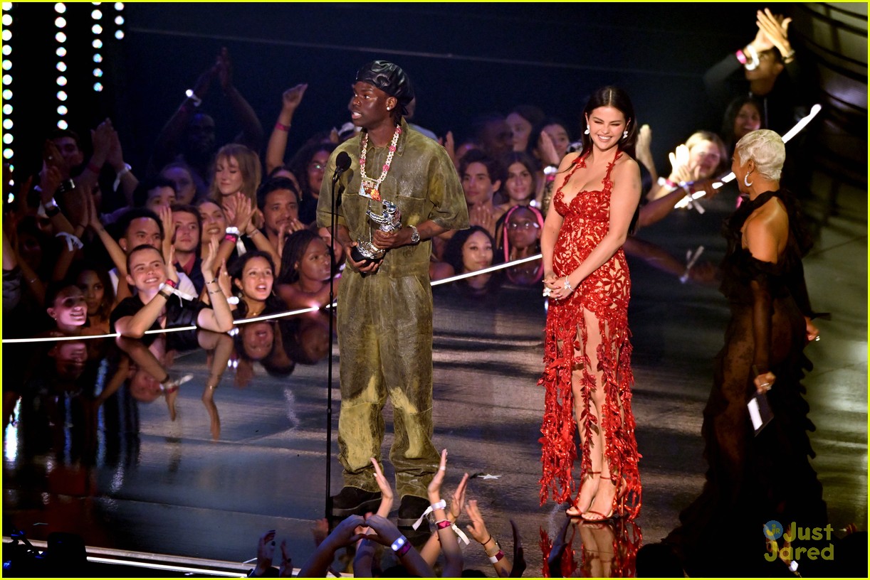 Selena Gomez Wins First Vma In 10 Years For Calm Down With Rema Photo 1383150 Photo