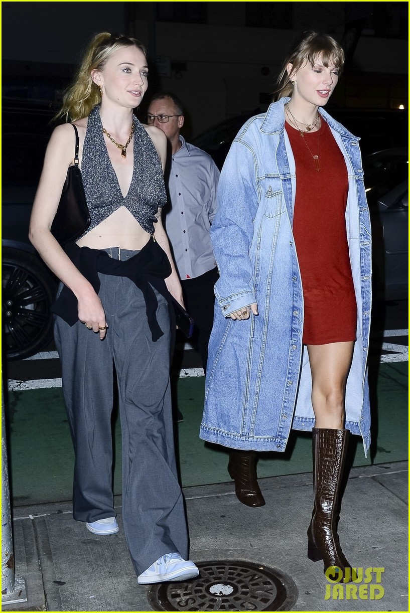 Full Sized Photo of sophie turner grabs dinner with taylor swift in new ... Full Sized Photo of sophie turner grabs dinner with taylor swift in new ...