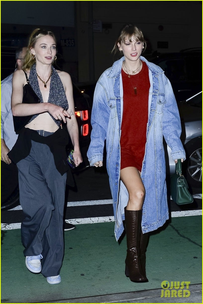 Full Sized Photo of sophie turner grabs dinner with taylor swift in new ... Full Sized Photo of sophie turner grabs dinner with taylor swift in new ...