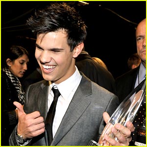 Taylor Lautner Wins Breakout Movie Actor! | 2010 Peoples Choice Awards ...