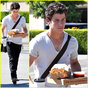 Nick Jonas is a Pizza Person | Jonas Brothers, Nick Jonas | Just Jared Jr.