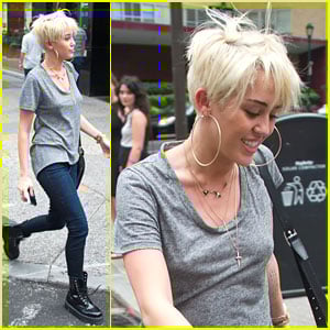 Miley Cyrus: Backless Shirt Shopper in Philadelphia | Miley Cyrus ...