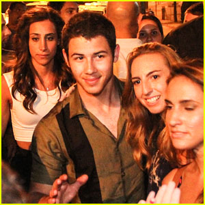 Nick, Joe & Kevin Jonas Meet Fans After Rio Concert | Danielle Jonas ...