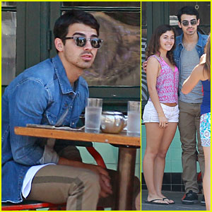 Joe Jonas: Fan Friendly at Breakfast | Joe Jonas, Jonas Brothers | Just ...