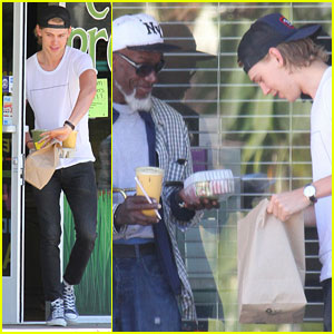Austin Butler Buys Food for Homeless Trumpet Player Outside L.A. Eatery ...