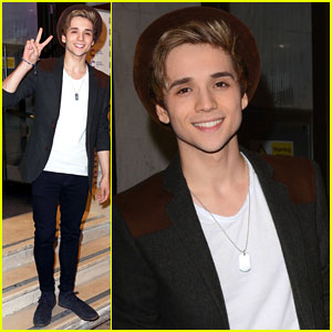 Elyar Fox Gets Mobbed at London Album Signing! | Elyar Fox | Just Jared Jr.