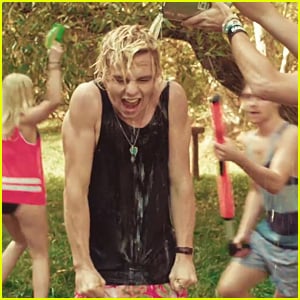 R5 Has a Backward Water Fight in New ‘Smile’ Music Video – Watch Now ...