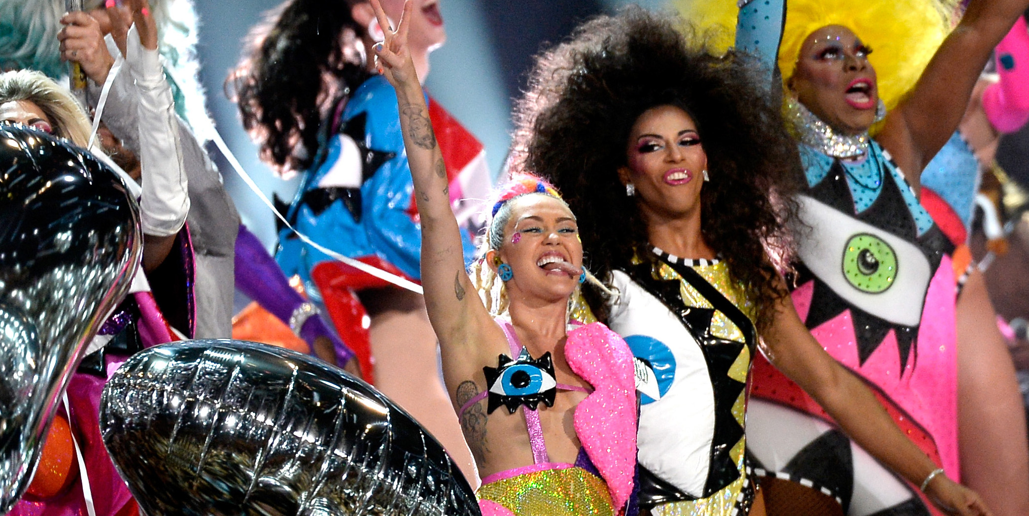 Miley Cyrus’ MTV VMAs 2015 Performance (Video) | 2015 MTV VMAs, Miley ...