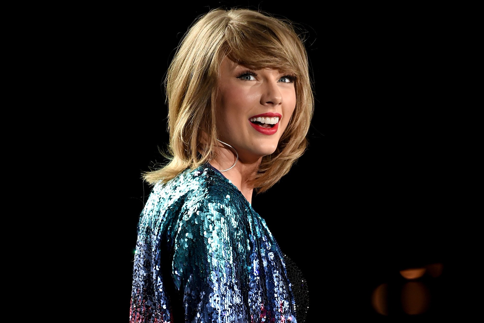 Taylor Swift Gets Emotional Singing ‘Ronan’ in Concert – Watch Now ...