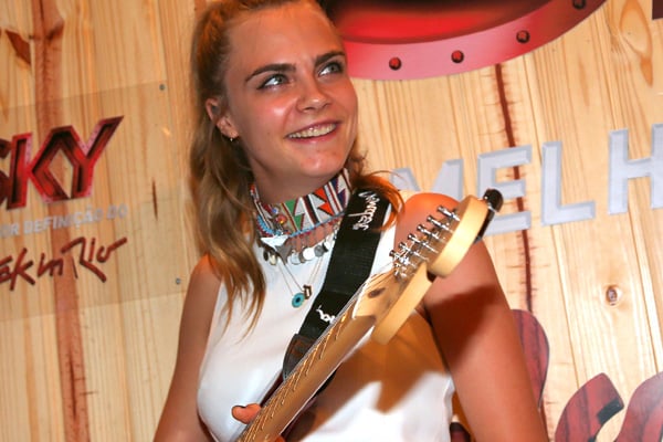 Cara Delevingne Gets Custom Fender Stratocaster In Rio! | Cara ...