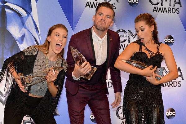 Maddie And Tae Celebrate Music Video Of The Year Win At Cma Awards 2015