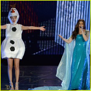 Taylor Swift Dresses as Olaf While Singing ‘Let It Go’ With Idina ...
