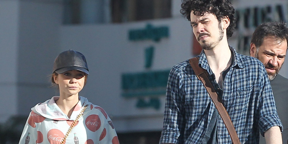 Sarah Hyland Made Brother Ian Put The Christmas Star On Her 9 Foot Tree ...