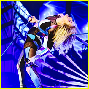 Ellie Goulding Dances in Live Performance Video For ‘Something in the ...