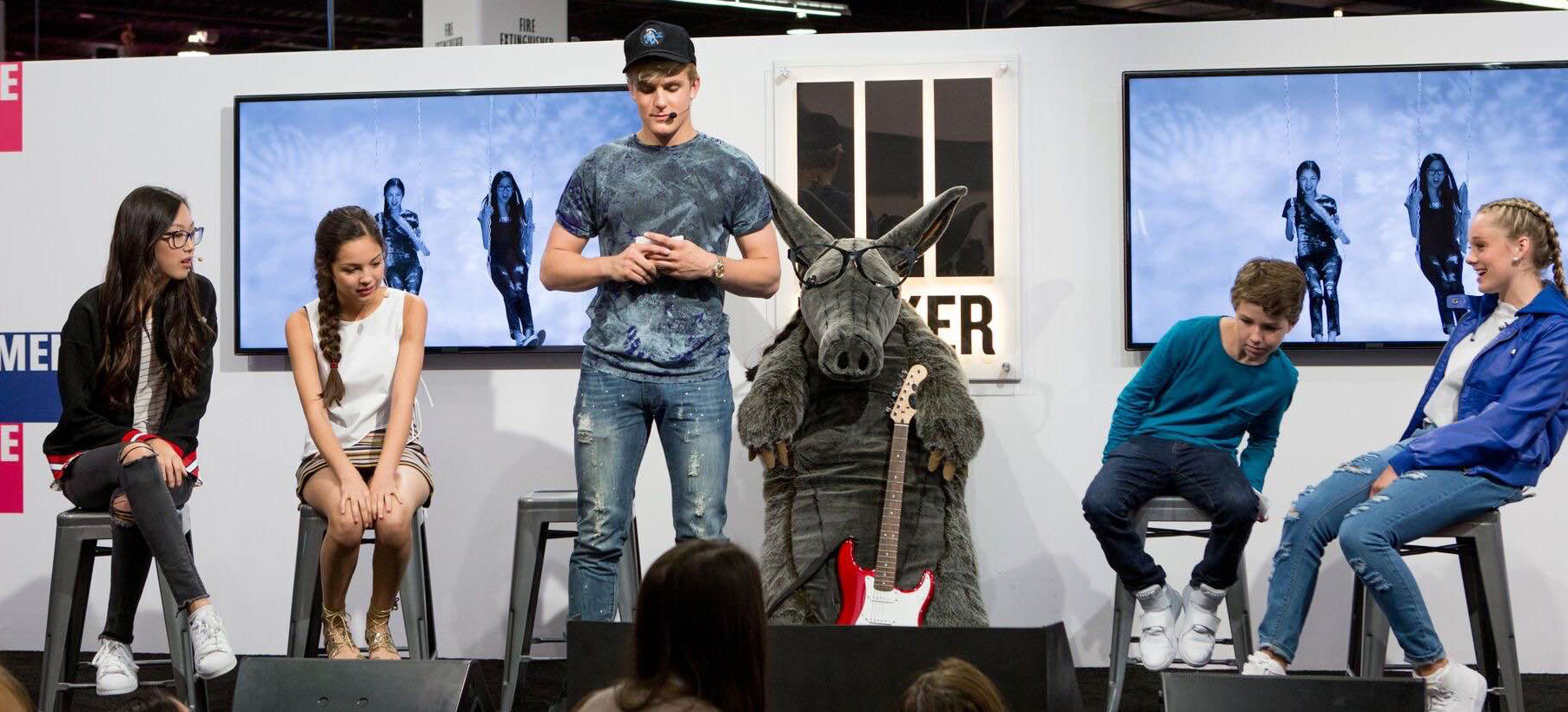 The ‘Bizaardvark’ Cast Hits Up VidCon 2016! | Bizaardvark, DeVore ...