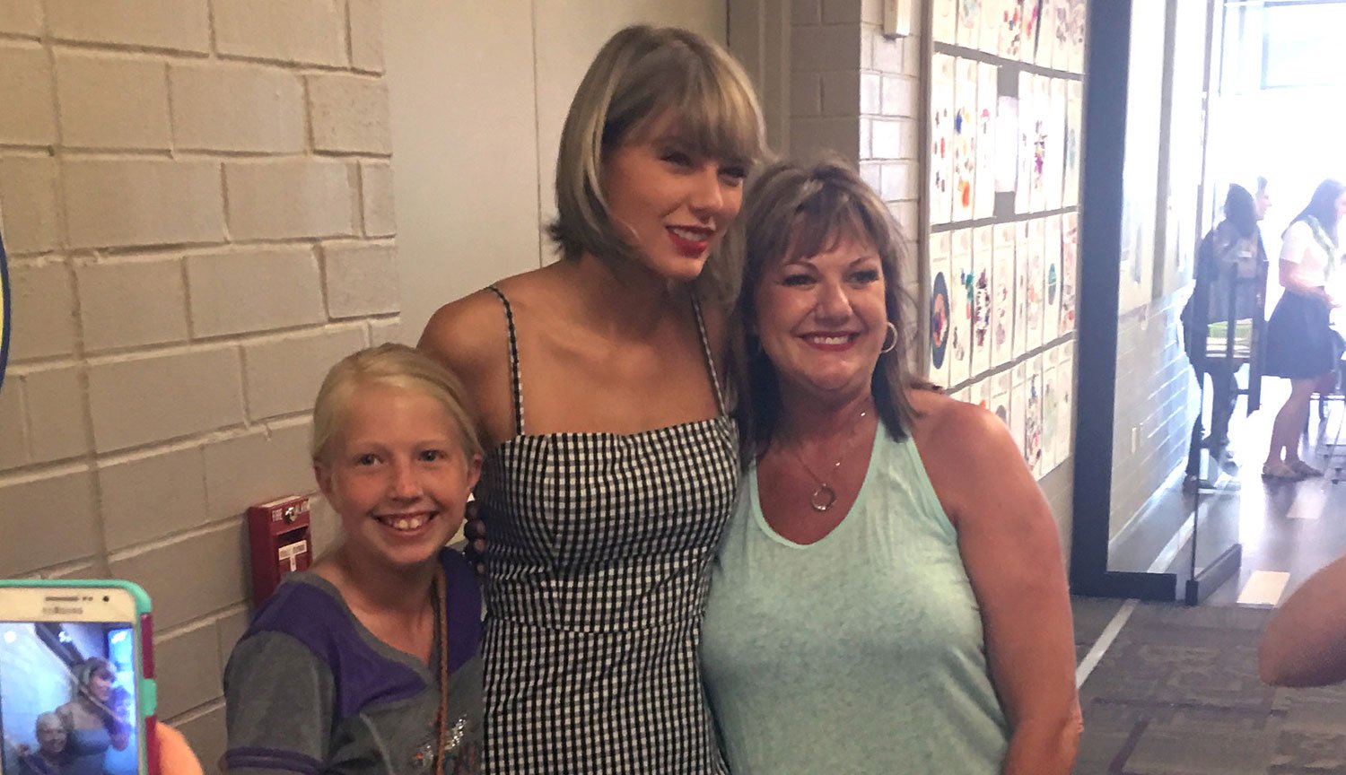Taylor Swift Debuts New Hair Color at Nashville Meet & Greet! | Taylor ...