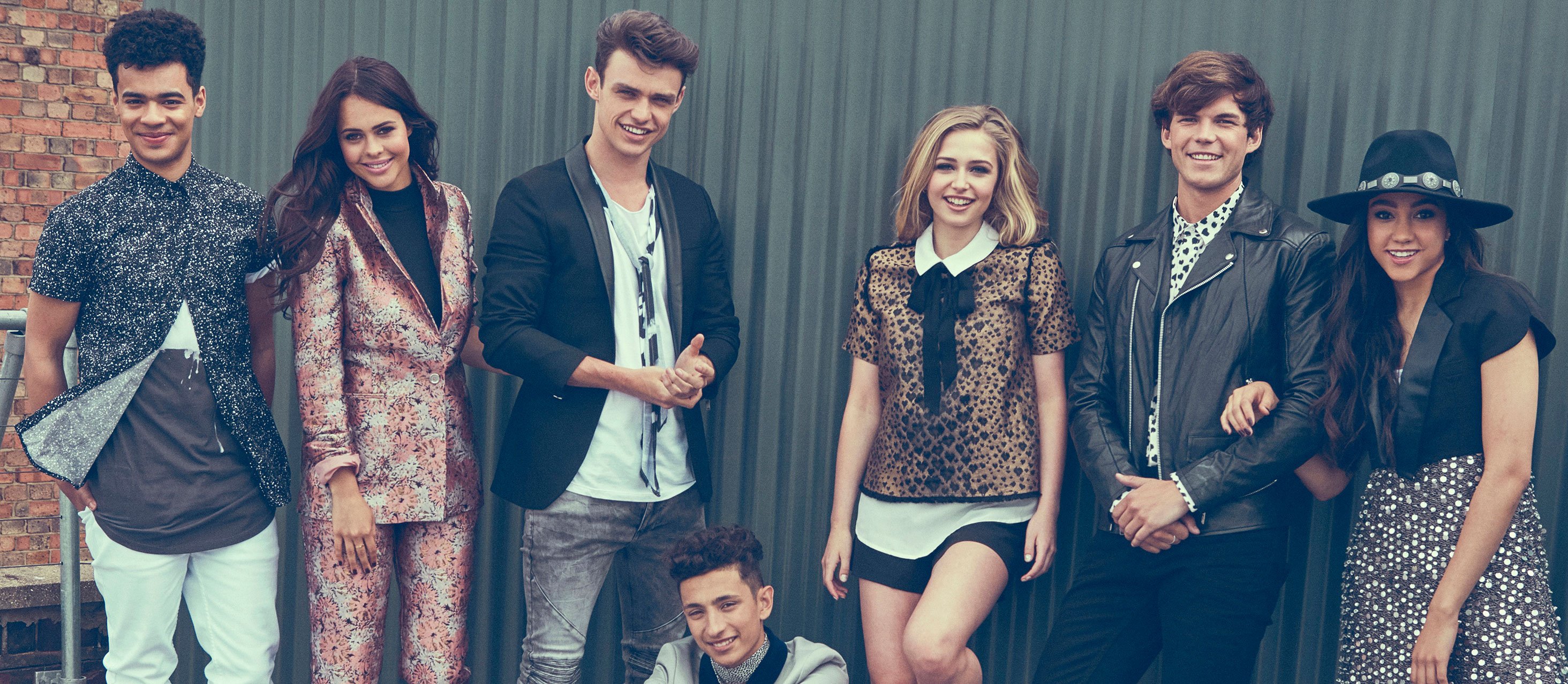 Sophie Simnett & Thomas Doherty Get Flirty in ‘The Lodge’ Exclusive ...